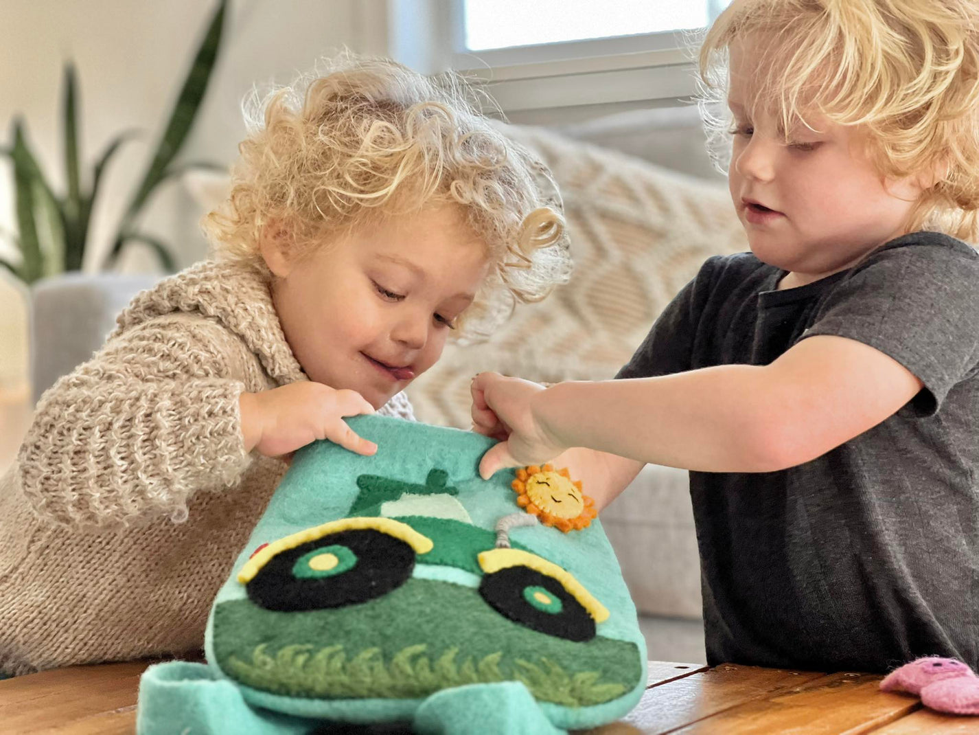 Old MacDonald's Farm - Tractor Playbag & Finger Puppet Set – Chasing ...